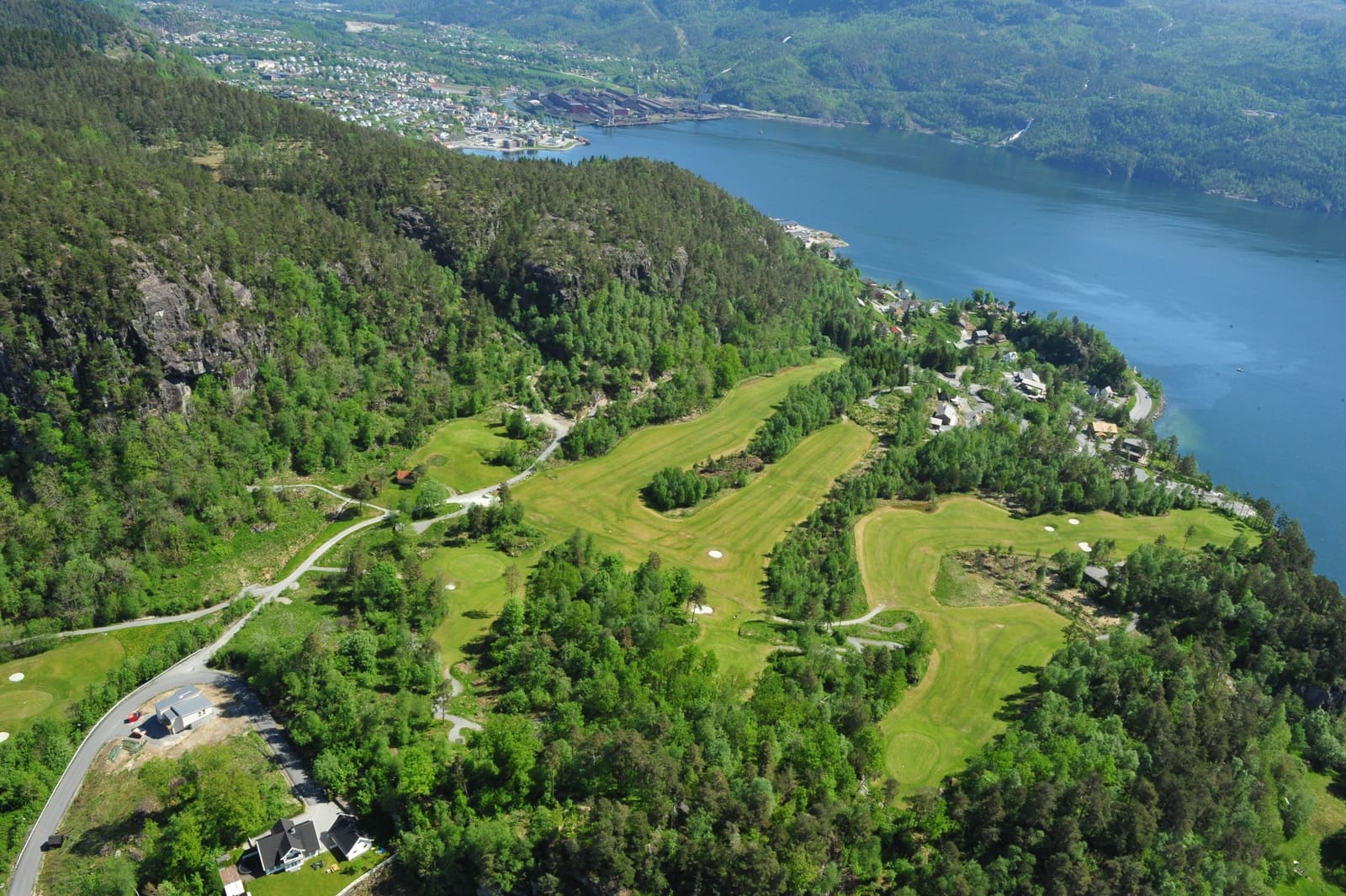 Sauda Golfklubb | Velkommen til Sauda golfbane, lengst inn i Ryfylkefjorden.